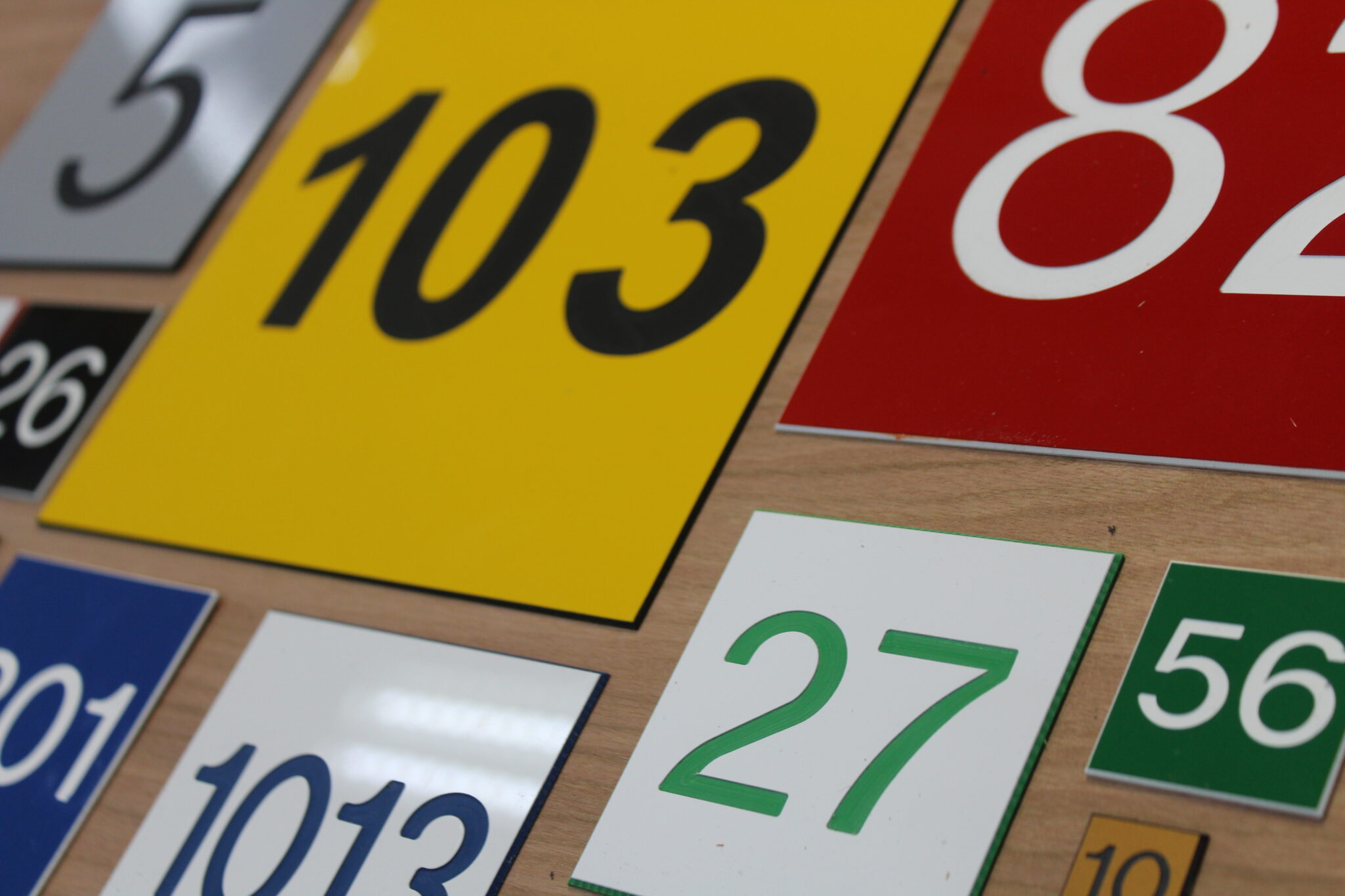 hausnummernschild kunststoff nach Maß - Mein-Tuerschild.de